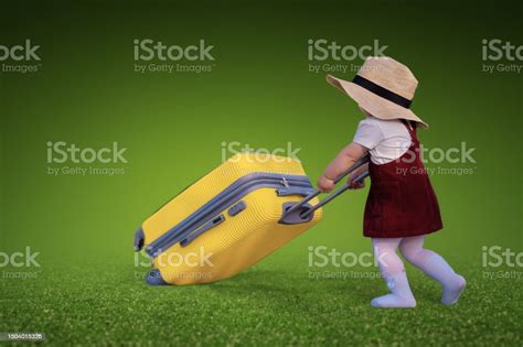 파란 여름 드레스와 밀짚모자를 쓴 작고 즐거운 귀여운 소녀가 노란색 여행 가방을 들고 있다 휴가 휴일 바다 여행 텍스트 공간 휴가 아이에 대한 스톡 사진 및 기타 이미지