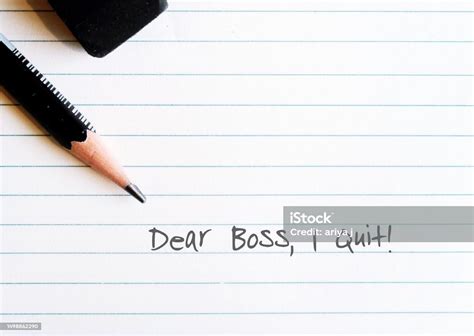 손으로 쓴 줄이 그어진 메모지에 연필 친애하는 상사 나는 그만뒀다 정규직 회사 업무에서 사임하고 끔찍한 직장이나 상사를 떠나고