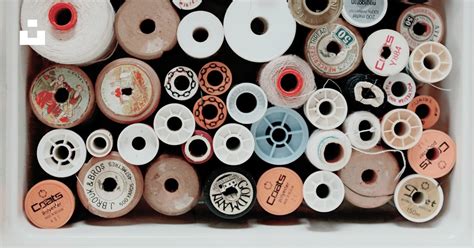 백색 상자에 있는 분류 색깔 실 사진 Unsplash의 무료 바느질 이미지