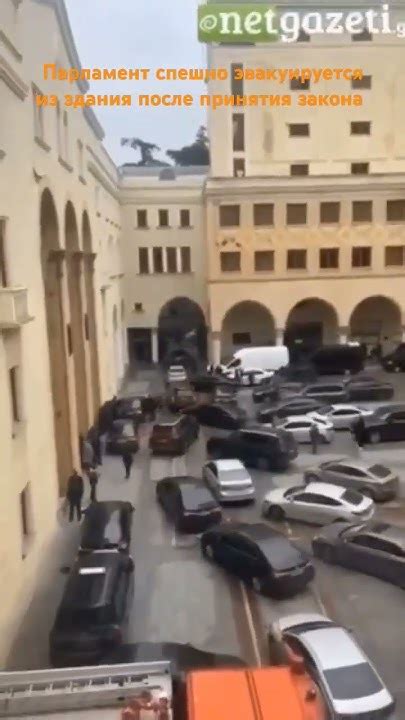 Депутаты «Грузинской мечты стремительно эвакуируются из здания парламента Youtube
