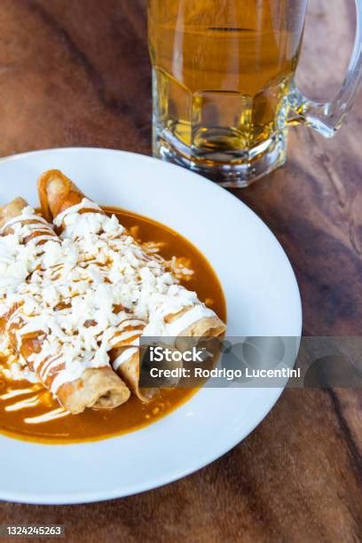 익사 멕시코 피리 붉은 소스와 전통적인 멕시코 음식 익사 타코 전통적인 멕시코 음식 나무 배경에 멕시코 음식 전통적인 멕시코 음식 개념 0명에 대한 스톡 사진 및 기타