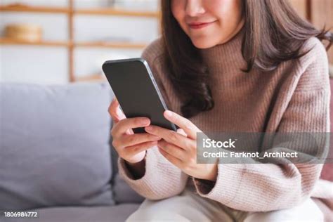 집에서 스마트폰을 들고 사용하는 젊은 여성의 근접 촬영 이미지 여자에 대한 스톡 사진 및 기타 이미지 여자 가정 생활 전화 Istock