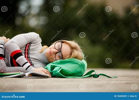 O Estudante Cansado Caiu Adormecido Para Livros De Texto Na Jarda Imagem De Stock Imagem De