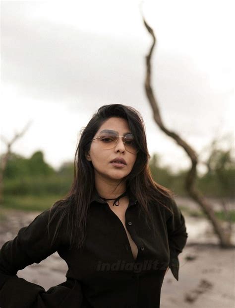 Aishwarya Lakshmi Photos Bollywood Actress Photos Images Gallery Stills And Clips