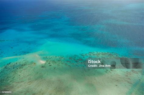 그레이트 배리어 리프의 산호초와 청록색 바다의 공중보기 산호해 케언즈 퀸즐랜드 최북단 호주 0명에 대한 스톡 사진 및 기타