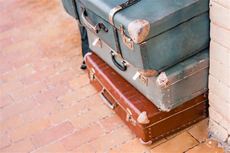 청록색과 갈색 빈티지 올드 클래식 여행용 가죽 가방 손잡이와 모서리에 금속 보호 장치 여행 수하물 복고풍 스타일 멋있다 유행 역사 수하물 야외 거리 0명에 대한 스톡 사진