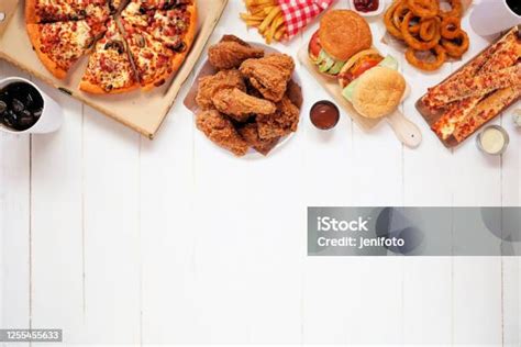 다양한 테이크 아웃 및 패스트 푸드 흰색 나무 배경에 머리 위 테두리를 볼 수 있습니다 피자에 대한 스톡 사진 및 기타 이미지 피자 닭고기 빵 Istock