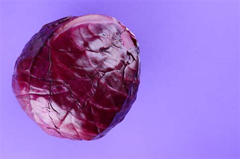 보라색 배경 채식주의 음식 디자이너 복사 공간 평면도 미니 멀 야채 팝 아트 자외선에 대 한 양배추에 붉은 양배추 개념에 대한 스톡 사진 및 기타 이미지 Istock