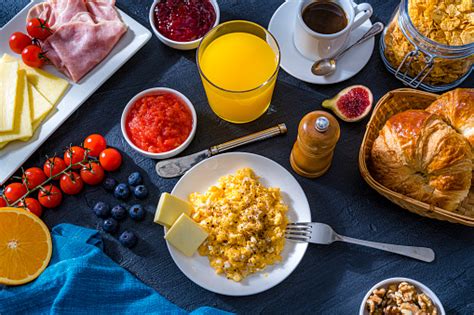 스크램블 에그 치즈 햄 커피 크로와상 과일 주스로 구성된 맛있는 아침 식사 아침 식사에 대한 스톡 사진 및 기타 이미지 아침 식사 식탁 뷔페 Istock