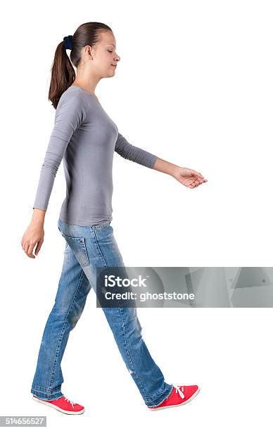 มุมมองกลับของผู้หญิงเดิน ภาพสต็อก ดาวน์โหลดรูปภาพตอนนี้ การเดิน การออกกำลังกาย ผู้หญิง
