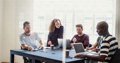 집중적인 젊은 디자이너들의 다양한 그룹이 사무실의 회의실 테이블에 둘러앉아 함께 작업에 대해 논의하고 있다 사진 Unsplash의 앉아 이미지