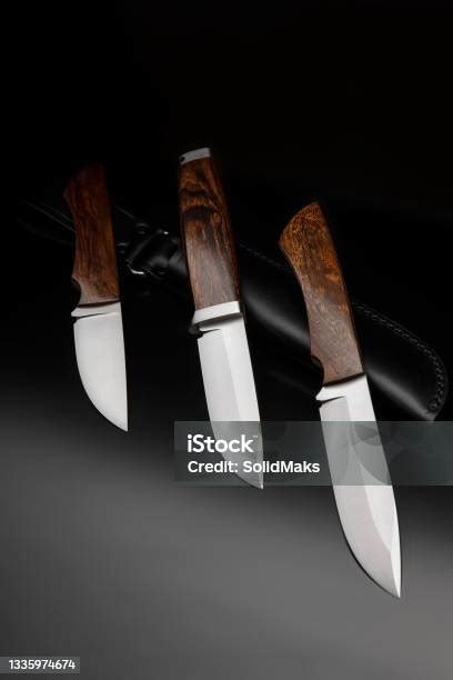 나무 손잡이가달린 클래식 한 사냥 칼 어두운 배경에 날카로운 무기를 사냥 0명에 대한 스톡 사진 및 기타 이미지 0명 가장자리 가죽 Istock