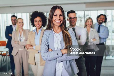 회사를 대표 하는 현대 사무실에서 행복 한 비즈니스 사람들과 회사 직원의 그룹 선택적 초점 모임에 대한 스톡 사진 및 기타 이미지 Istock