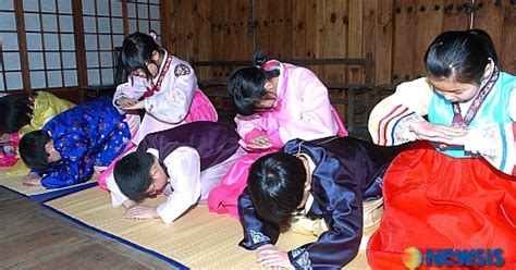 방학 이용해 예의범절 배우는 초등생들