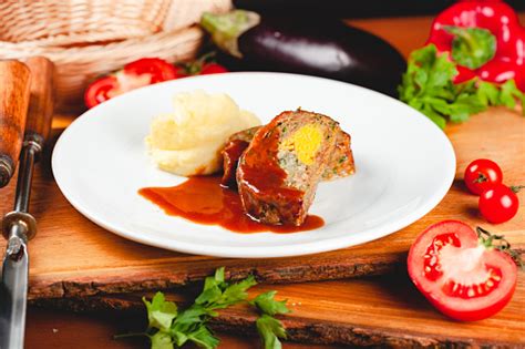 다진 고기 쌀 달걀을 곁들인 Zrazy 커틀릿과 으깬 감자를 흰 접시에 담아 냅니다 0명에 대한 스톡 사진 및 기타 이미지 0명 감자 요리 고기 Istock