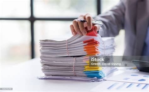 비즈니스 문서 감사 사업가 검색 문서 법률 분석 서류 또는 보고서 준비 Tax 시간 회계사 문서 데이터 계약 파트너 거래 직장 사무실에서 더미에 대한 스톡 사진 및 기타