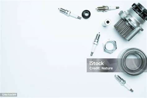 예비 부품 흰색 배경에 자동차 정비사 예비 또는 자동차 조각 새로운 금속 자동차 부품세트 평평한 평지 상단 보기 복사 공간