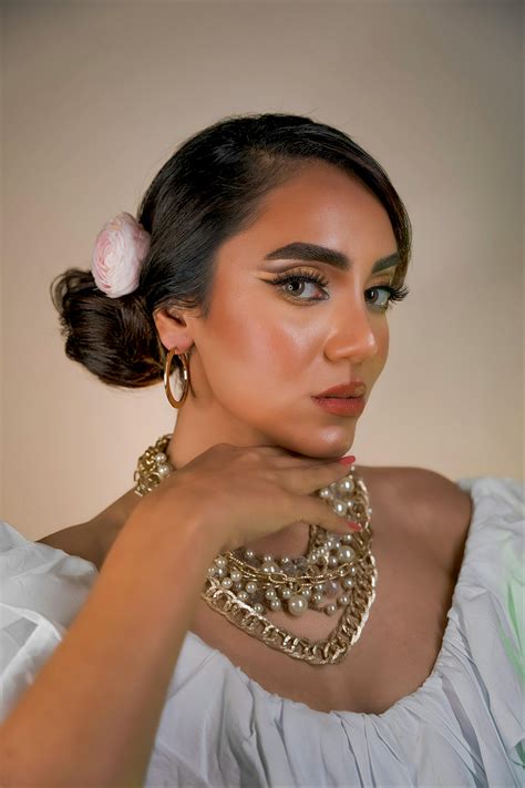 실내 고요한 금발 녹색 소파 매혹적인 목걸이 미니멀리스트 보석 부드러운 수직 쐈어 스타일 스튜디오 조명