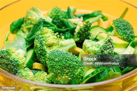 바디 해독을 위한 아보카도 브로콜리 시금치 오이의 신선한 녹색 샐러드 0명에 대한 스톡 사진 및 기타 이미지 0명 건강한 식생활 날것 Istock