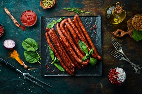 검은 돌 접시에 훈제 사냥 소시지 맨 위 보기입니다 복사 공간이 무료입니다 건조한에 대한 스톡 사진 및 기타 이미지 건조한 고기 긴 Istock