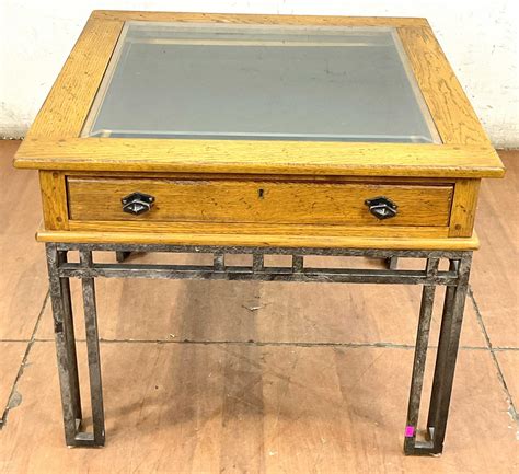 Lot Traditional Shadowbox Style Display End Table