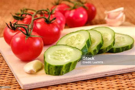 빨간 체리 토마토와 녹색 다진된 오이 근처 나무 절단 보드에 정 향 마늘 절연 다른 배경 개체 위치 0명에 대한 스톡 사진 및 기타 이미지 Istock