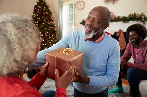 그들은 집에서 가족과 함께 크리스마스를 축 하 선물을 교환 하는 수석 몇 크리스마스에 대한 스톡 사진 및 기타 이미지 크리스마스 노인 가족 Istock