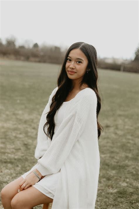 갈색 머리 독서 책 레저 미소 짓는 수직 쐈어 여성 재미 하얀 드레스에 관한 무료 스톡 사진