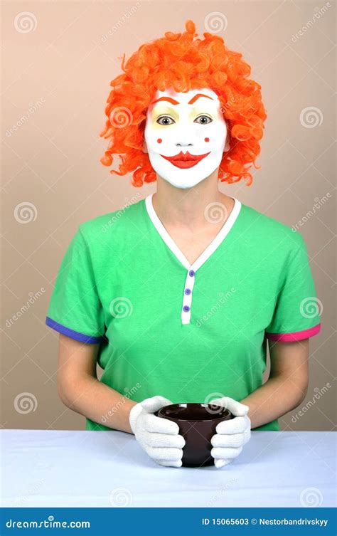 Payaso De Sexo Femenino Con La Taza Imagen De Archivo Imagen De Primer Mirando