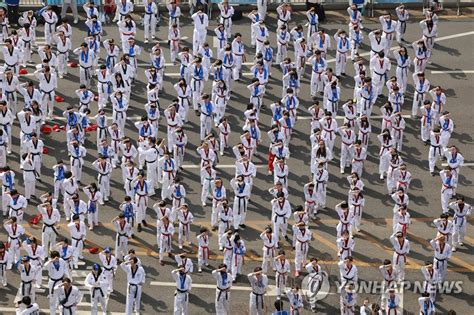 태권도 품새 태극 1장 기네스 기록 도전 연합뉴스