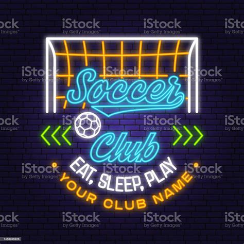 축구 축구 클럽 밝은 네온 사인 벡터 그림입니다 축구 클럽 간판 엠블럼 네온 엠블럼 라벨 스티커 축구 게이트 실루엣이 있는 패치 Championship에 대한 스톡 벡터