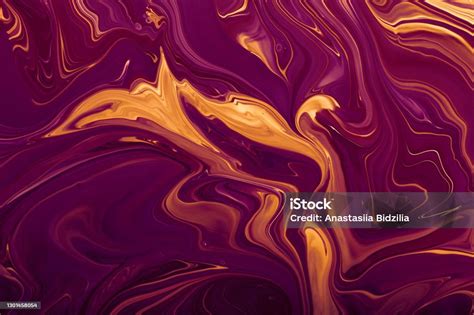 추상적인 캐러멜 배경 컨셉을 구성합니다 액체 네일 래커의 아름다운 얼룩 유체 예술 회화 기술을 부어 휴대 전화에 대한 디지털 장식이나 벽지로 좋은 공간을 복사합니다 수평