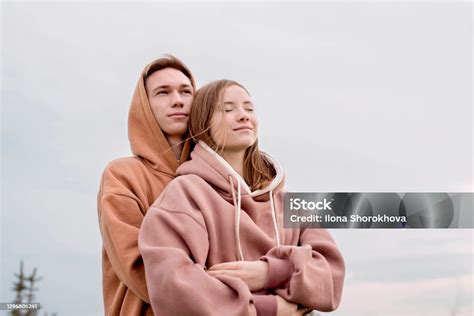 공원에서 야외에서 서로를 포용하는 젊은 사랑하는 부부 커플에 대한 스톡 사진 및 기타 이미지 커플 16 17 살 사랑에 빠짐 Istock