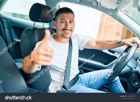 664615 Imágenes De Persona Manejando Feliz Imágenes Fotos Y Vectores De Stock Shutterstock