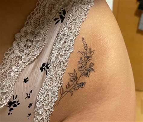 Pin By Brooke On Tattoos Tattoos Pelvic Tattoos Flower Hip Tattoos