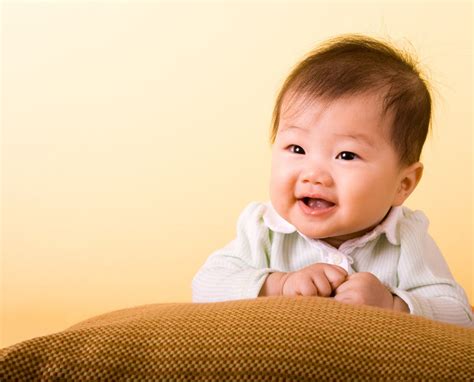 Cara Mengatasi Kepala Peyang Pada Bayi Yang Aman Honestdocs