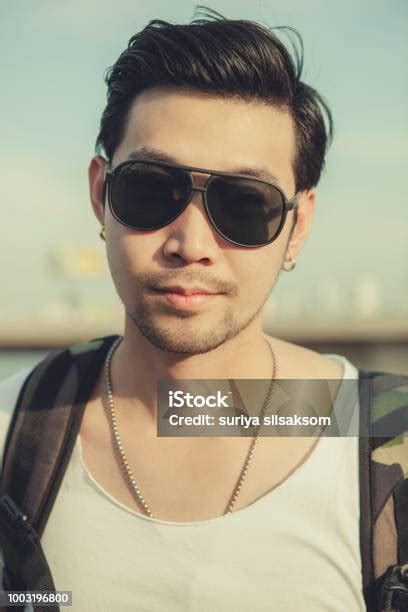야외 서 태양 안경을 착용 하는 젊은 아시아 남자의 얼굴 클로즈업 감정에 대한 스톡 사진 및 기타 이미지 감정 건강한 생활방식 긍정적인 감정 표현 Istock
