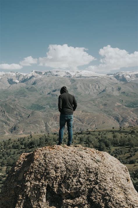 절벽의 가장자리에 갈색 목조 주택 · 무료 스톡 사진