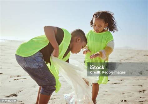 비닐 봉지 해변 및 어린이 재활용 지구의 날 지구 또는 지역 사회 교육 비영리 단체의 학습 또는 자원 봉사 지원 재활용 환경 및 가족 오염에 대한 팀워크를 가진 아이들