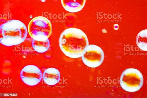 추상 비누 거품 배경입니다 디자이너를 위한 요소입니다 거품 빨간 거품 질감 다채로운 거품이 공중에 떠 있습니다 공 스포츠 장비에 대한 스톡 사진 및 기타 이미지 Istock