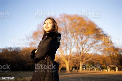희망적이고 자신감 넘치는 표정으로 서 있는 아시아 여성의 초상화 30 34세에 대한 스톡 사진 및 기타 이미지 30 34세 가을 가을 단풍 Istock