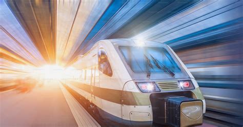 모션 블러 효과가 있는 철도 여행 여객 열차 도시의 산업 지구 사진 Unsplash의 기차 이미지