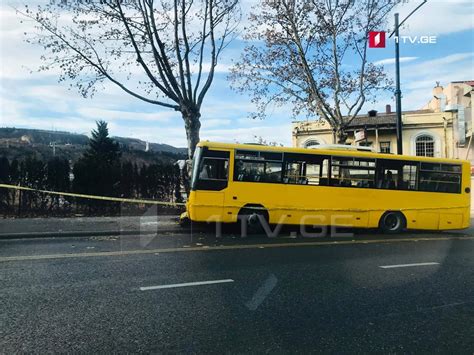 ავლაბარში ყვითელი ავტობუსი ხეს შეეჯახა ავარიას ერთი ადამიანი ემსხვერპლა Metronome Ge