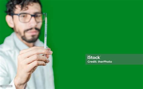 주사를 들고 의사의 손을 클로즈업 고립 된 배경에 주사를 들고 손의 클로즈업 의사와 주사기 개념 25 29세에 대한 스톡 사진 및 기타 이미지 Istock