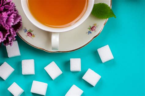 파스텔 블루 배경에 설탕 큐브와 커피 콩과 차와 커피 컵의 컬렉션 플랫 레이 상단 보기 0명에 대한 스톡 사진 및 기타 이미지