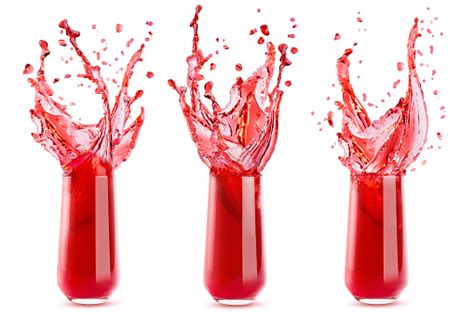 빨간 체리 주스 밝은 스플래시 방울 비행 소용돌이 흰색 배경에 고립 된 마시는 유리에 세 가지 음료 세트 광고 디자인 전단지 카드 포스터에 대 한 상쾌한 과일 음료 3가지