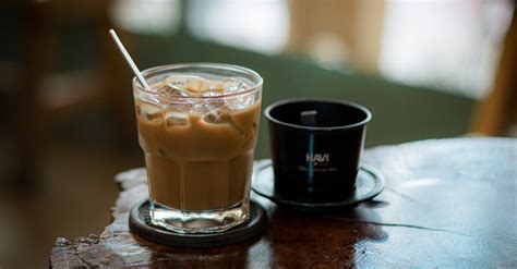 소박한 나무 테이블 위의 상쾌한 아이스 커피 · 무료 스톡 사진