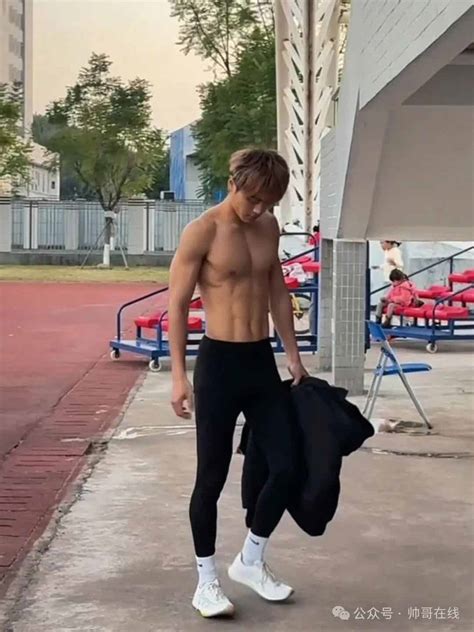 颜体同修的20岁高弹黑皮男大体育生，实力应该很强！ 小蓝短视频