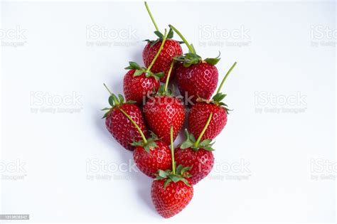 다이아몬드 모양의 신선하고 육즙이 잘 익은 딸기를 흰색 배경에 0명에 대한 스톡 사진 및 기타 이미지 0명 과일 날것 Istock