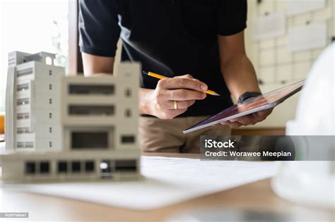 건축 계획을 위한 청사진을 작업하는 건축가 팀 건설 프로젝트를 스케치하는 엔지니어 녹색 에너지 개념 개념에 대한 스톡 사진 및 기타 이미지 Istock